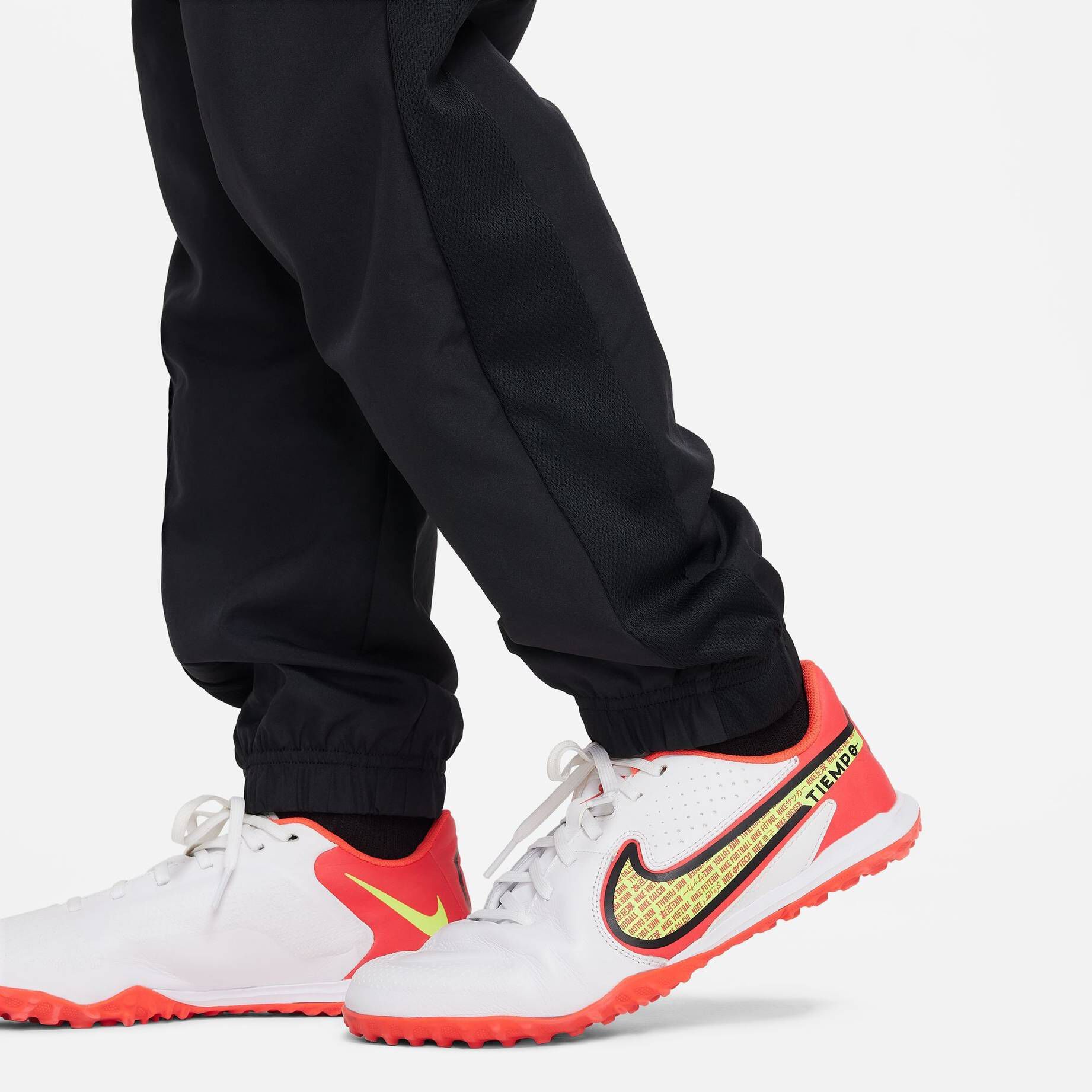 Nike Kinder Trainigshose in schwarz kaufen | engelhorn